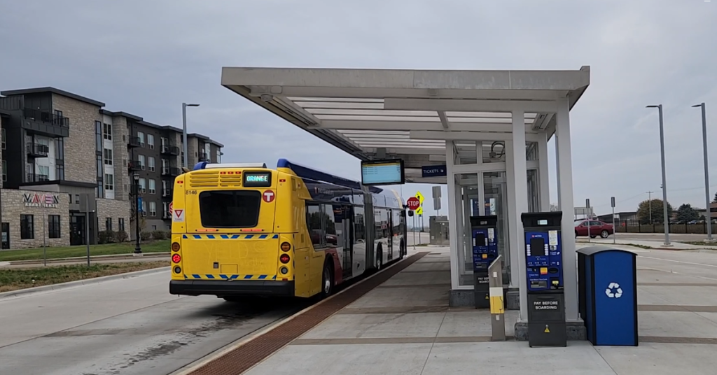 How a Former Suburbanite Learned to Love the Bus - Streets.mn