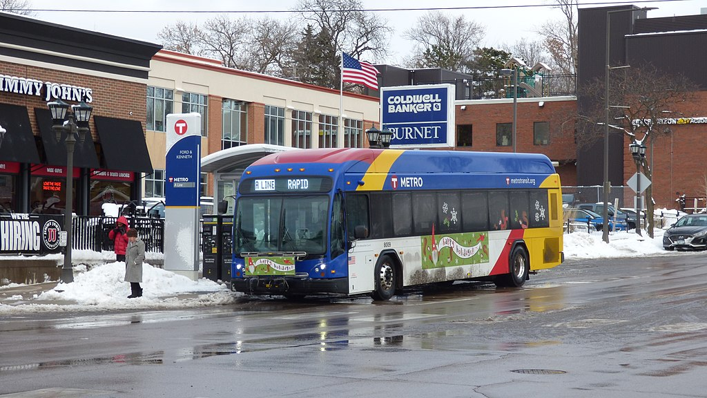 How a Former Suburbanite Learned to Love the Bus - Streets.mn